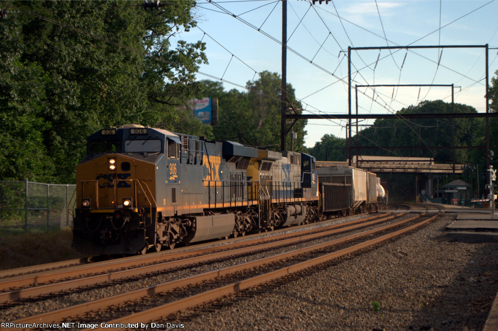 CSX ES44AH 906 leads Q410